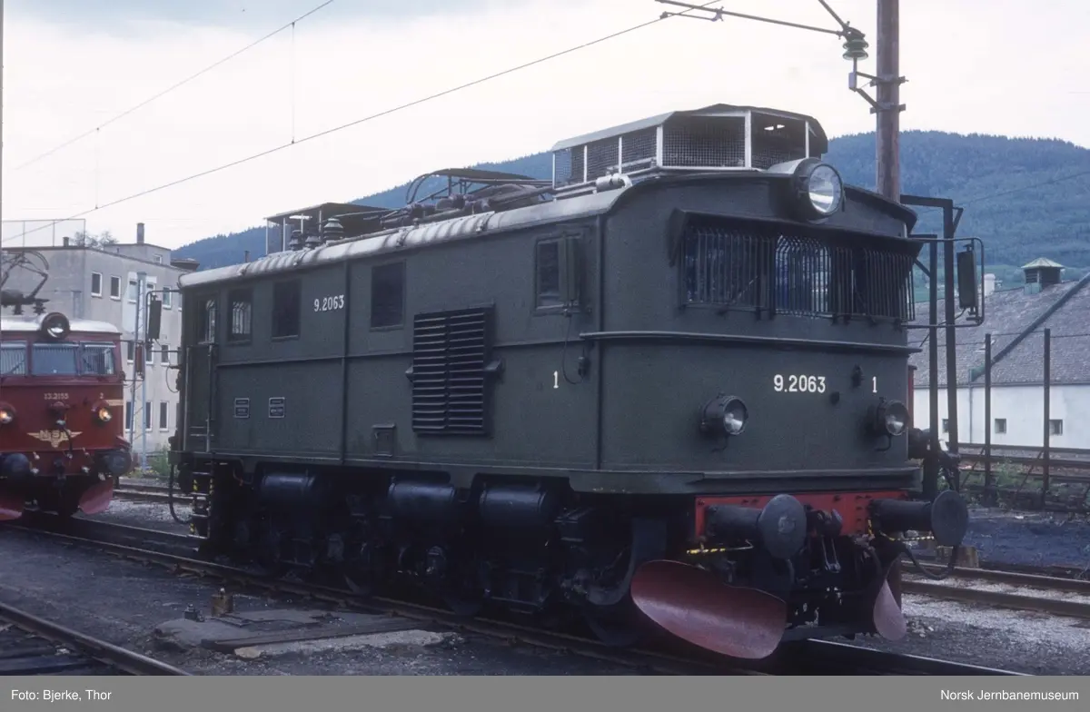 Elektrisk lokomotiv El 9 2063 på Voss stasjon - Norsk Jernbanemuseum ...