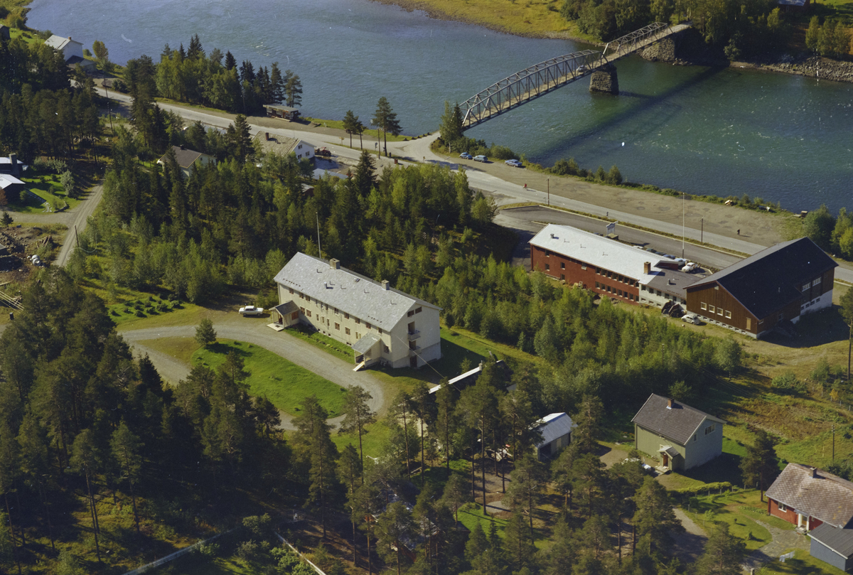 Øyer kommune, Tretten. Lågen med brua, Tretten samfunnshus og Tretten ...