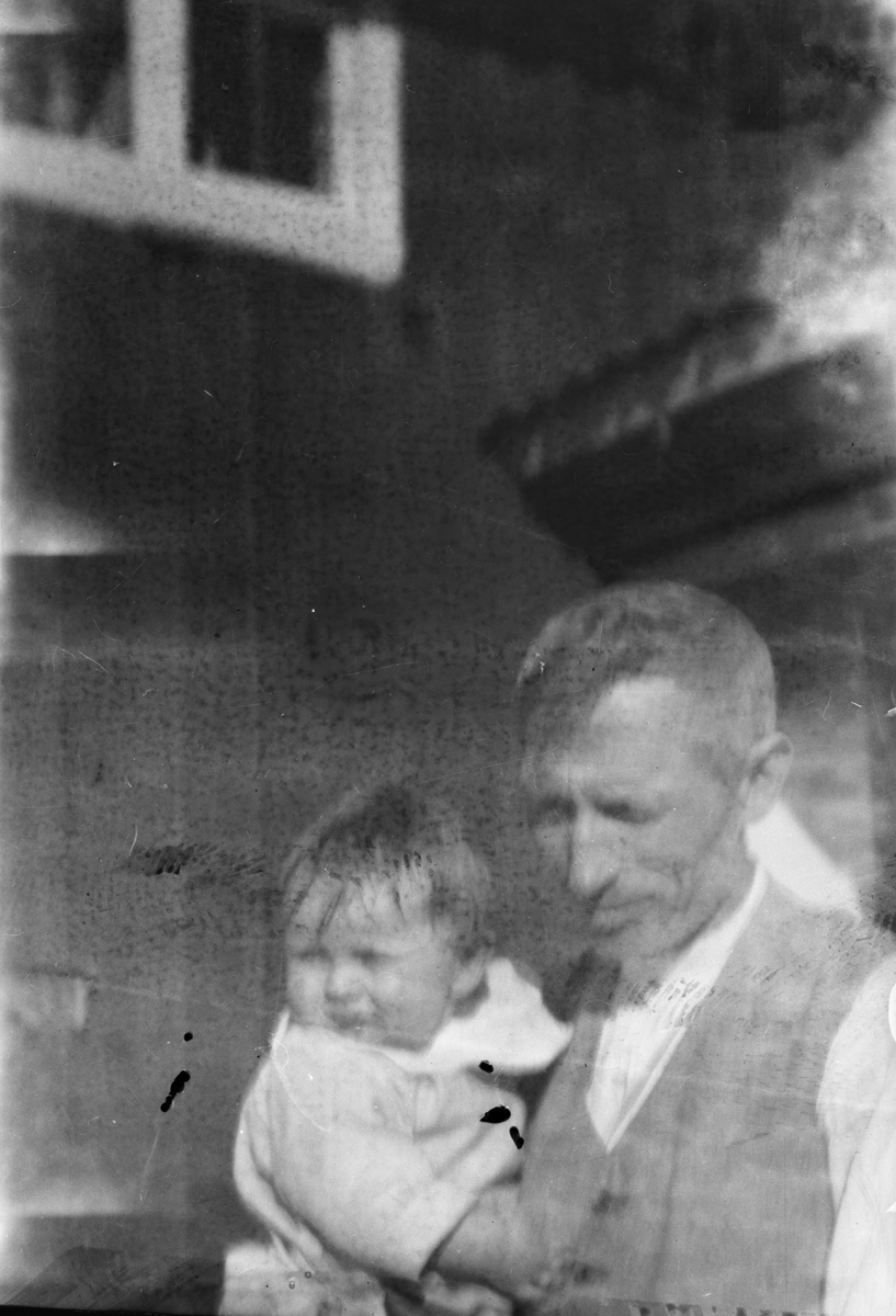 John Alinder med sonen Tore på armen, Sävasta, Altuna socken, Uppland ...