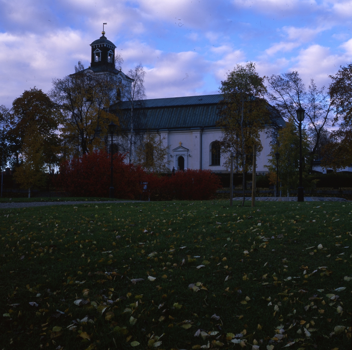 Alfta kyrka i höstfärger, 19 oktober 1997. - Hälsinglands Museum ...