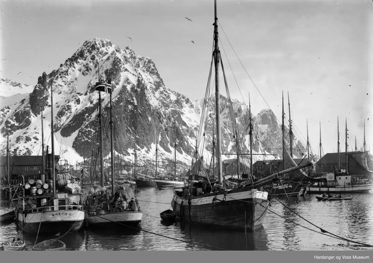 Jakter og galeaser i Svolvær, med Svolværgeita i bakgrunnen - Hardanger ...