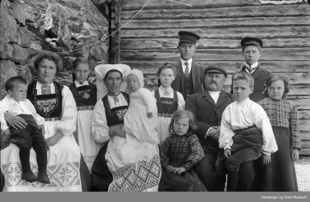 Familiebilete, Ingebjørg og Salve Torin Salvesen med ti born ...