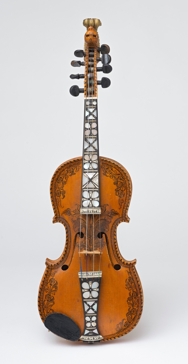 Hardingfele, lagd av Olav Eivindsen Bakkene (f. 1867) på Oterholt i Bø ...