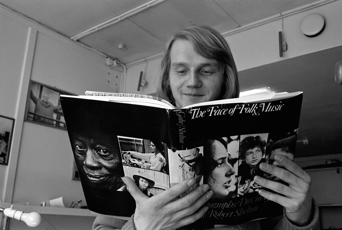 Visesanger Finn Kalvik. Her med boka "The Face of Folk Music". - Norsk ...