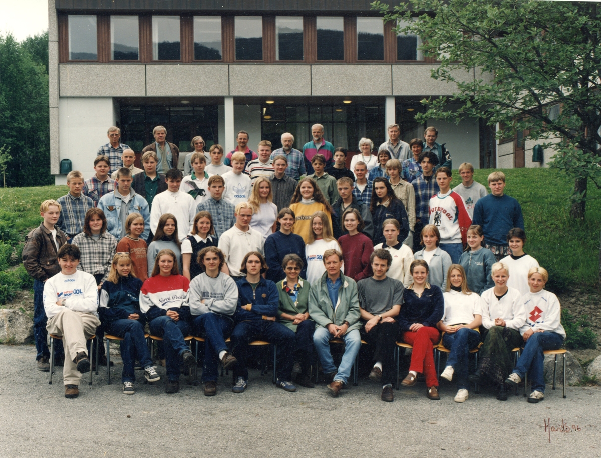 Avgangsklassane ved Gol ungdomsskule 1996. 1. rekkje frå v.: Håkon ...