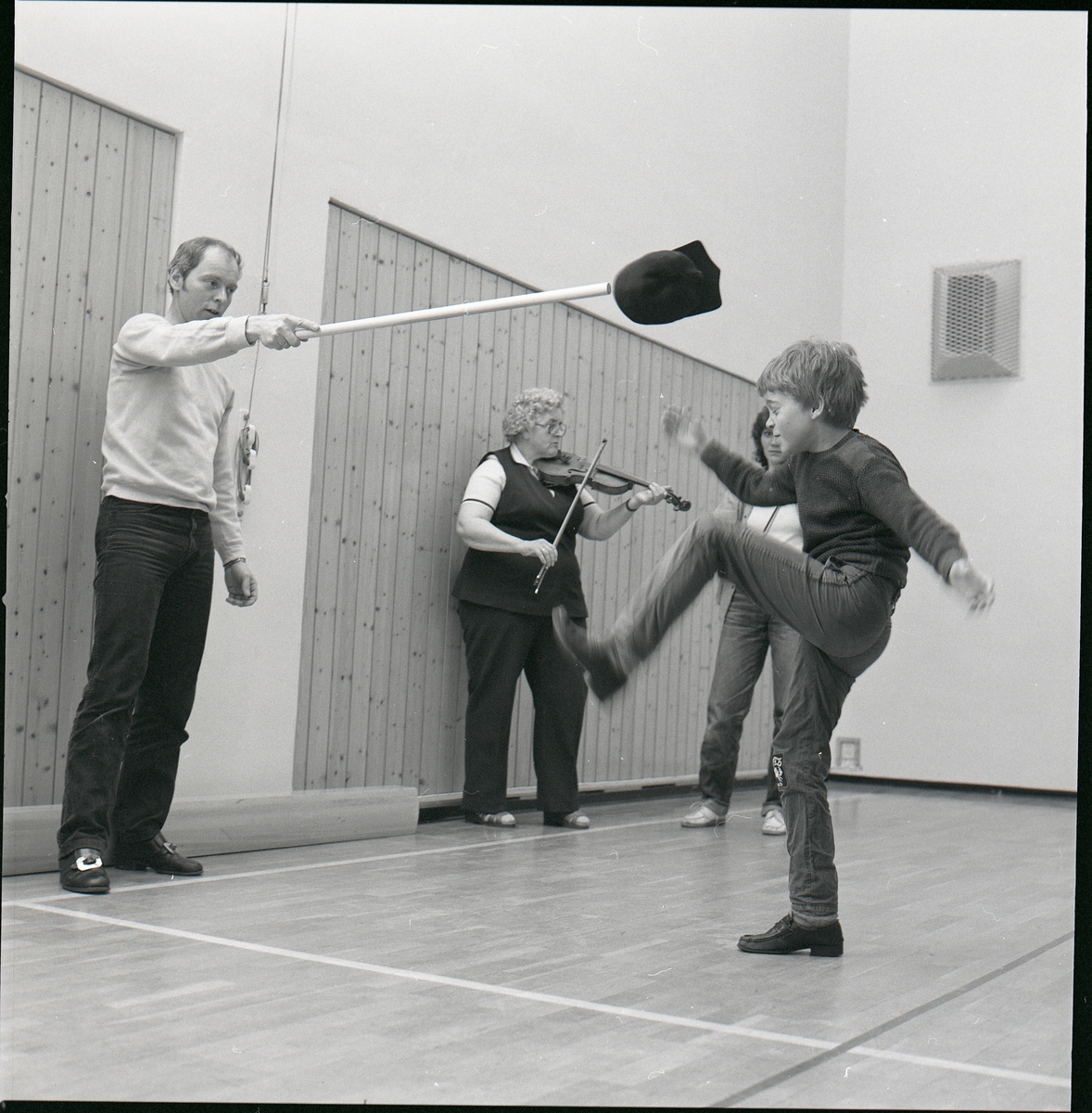 Trysil-Knut Dans- og spelmannslag. Hallingdans i gymsal, unggutter ...