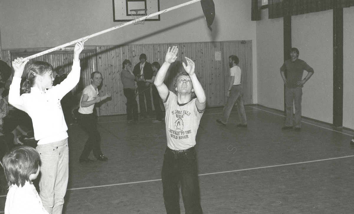 Trysil-Knut dans og spelmannslag. Hallingdans, felespill, dans og lek ...