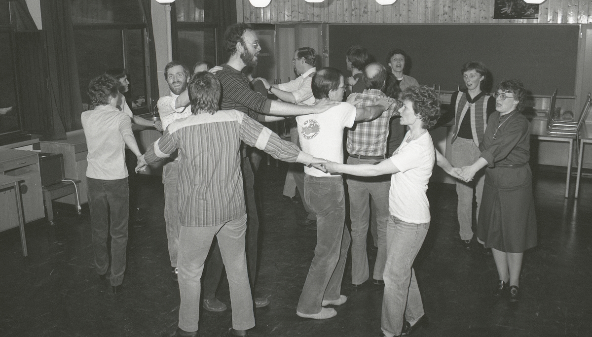 Trysil-Knut dans og spelmannslag. Hallingdans, felespill, dans og lek ...