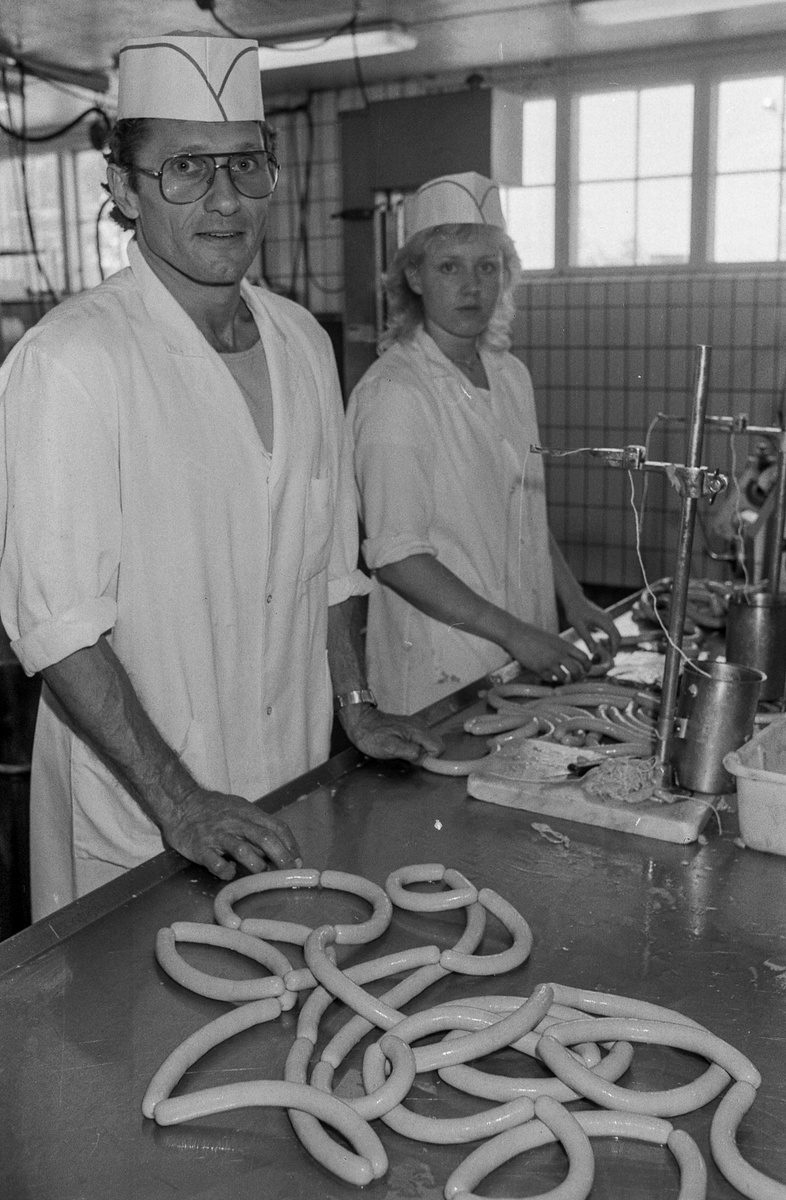 Tomte Mat i Ås med to ferdigutdannede pølsemakere. Hans Olav Skjolden ...