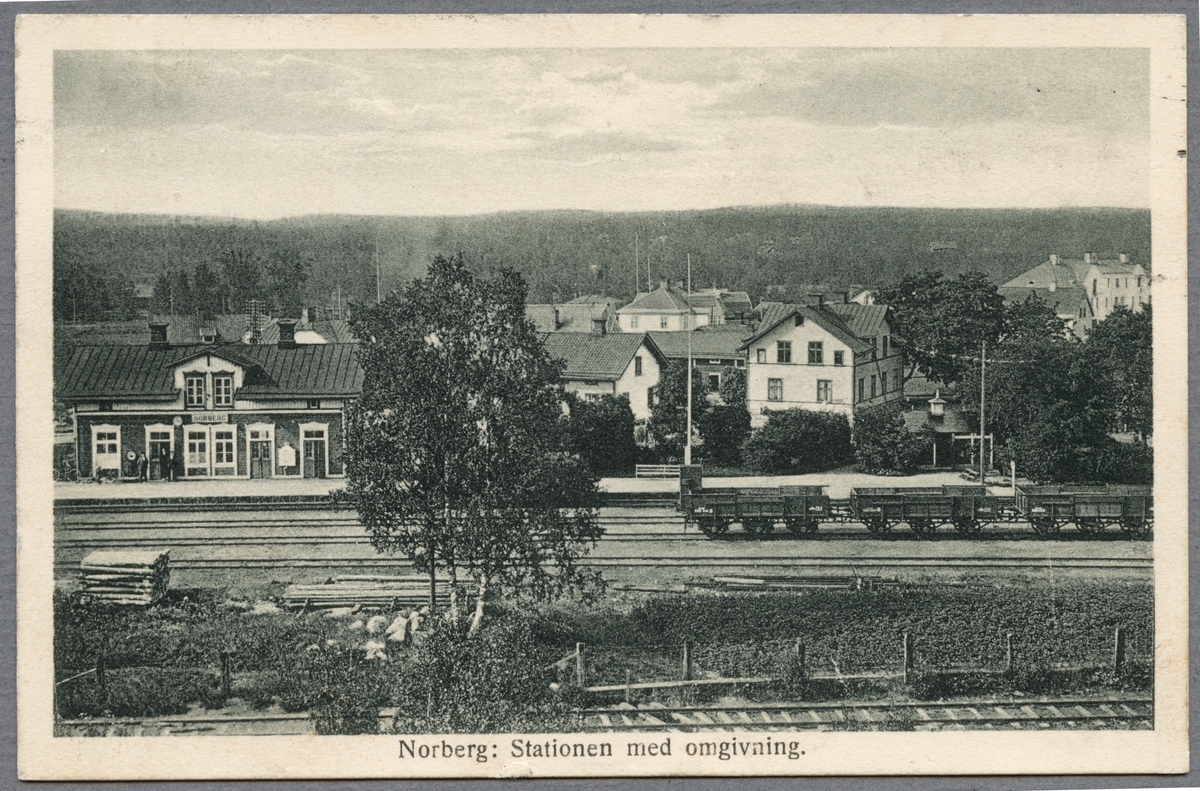 Norberg station med samhället i bakgrunden. - Järnvägsmuseet ...