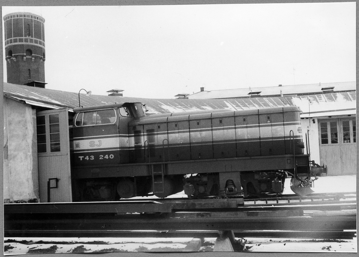 Statens Järnvägar, SJ T43 240 så långt in i lokstallet som den kan för ...
