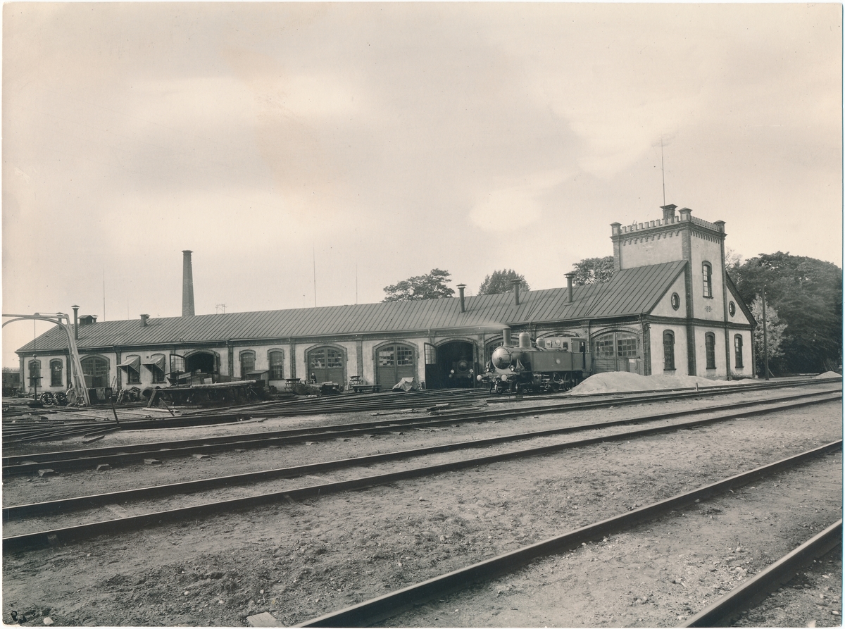 Nora Nora stad Lokverkstad 2 lokstall, Nora byggt 1890-91 Från höger ...