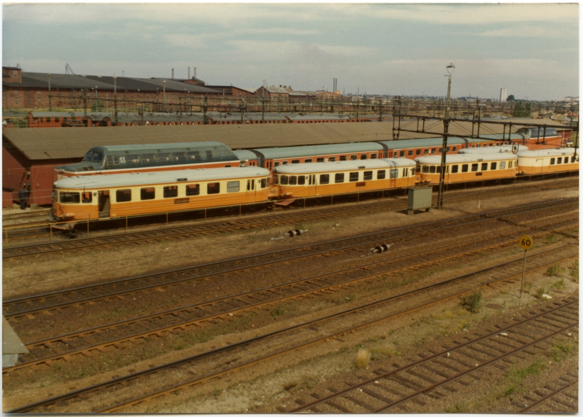 Malmö bangård med statens järnvägars motorvagnståg SJ Y6 och SJ Y3 ...