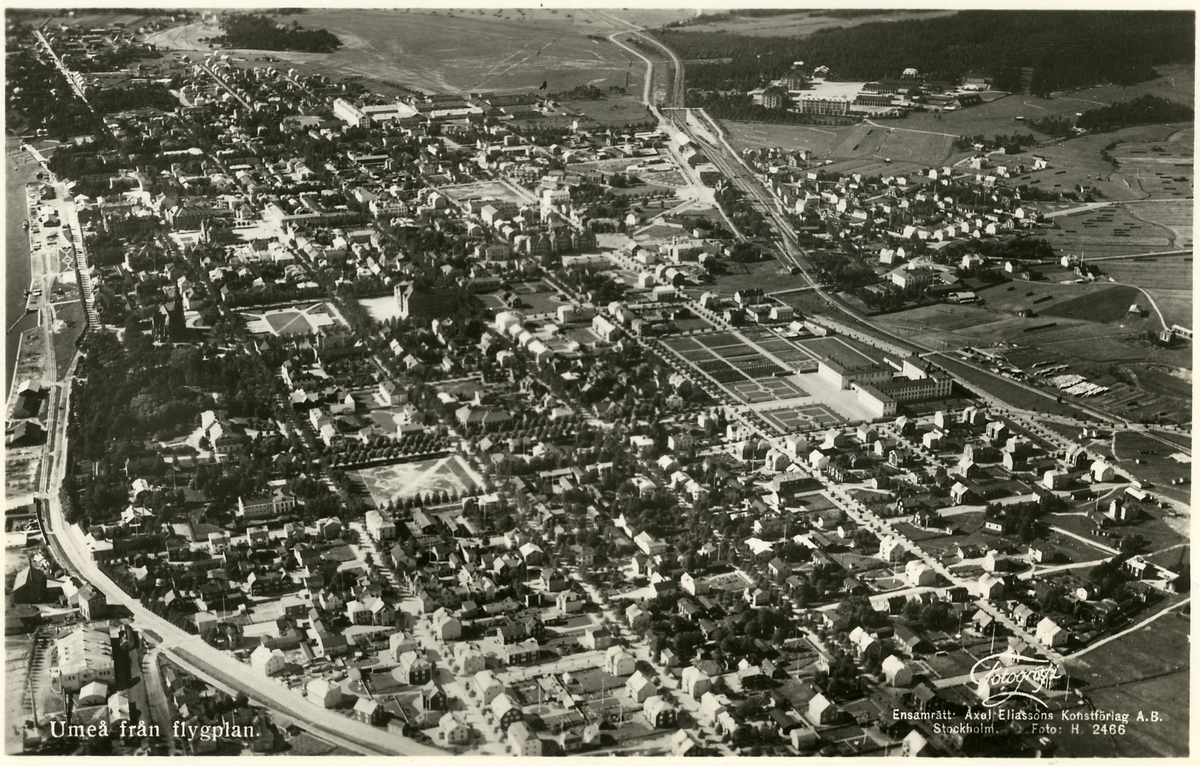 Flygfoto över Umeå. - Järnvägsmuseet / DigitaltMuseum