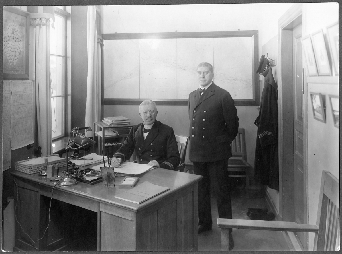 Nässjö Central med personal. - Järnvägsmuseet / DigitaltMuseum