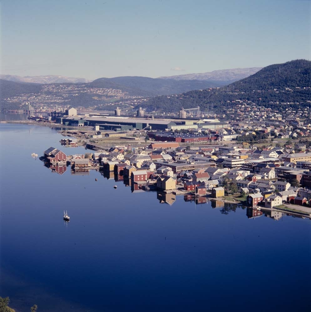 Mosjøen. Sjøgata langs Vefsna, med Alcoa, åsen og Kulstadlia bak. -#N ...
