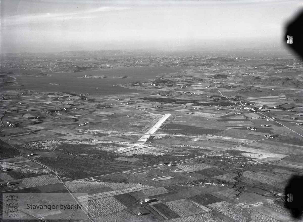 Flyfoto av Sola Flyplass - Stavanger byarkiv / DigitaltMuseum