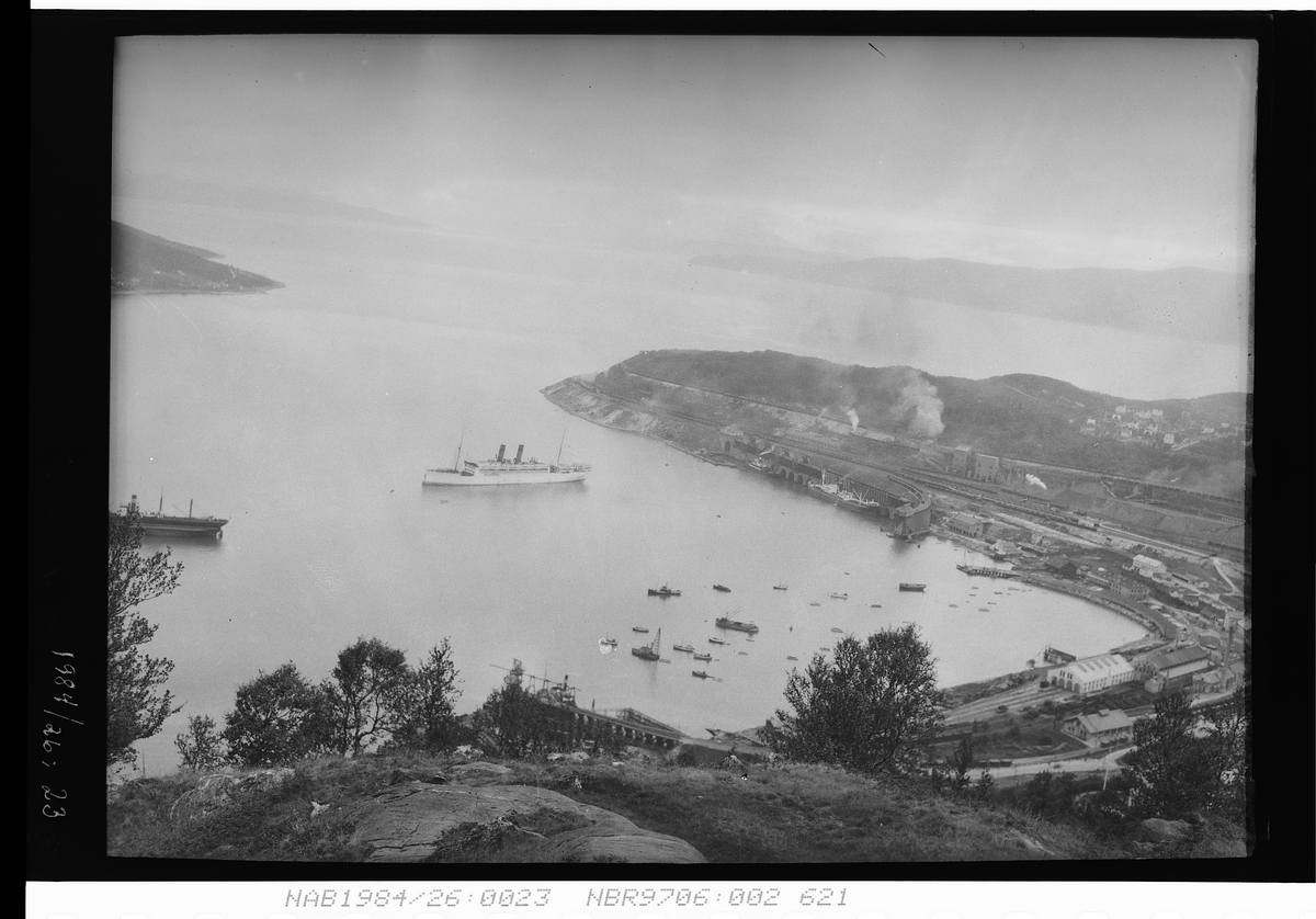 Narvik havn. LKAB. LKABs kullkai i forgrunnen og tre malmkaier til h ...