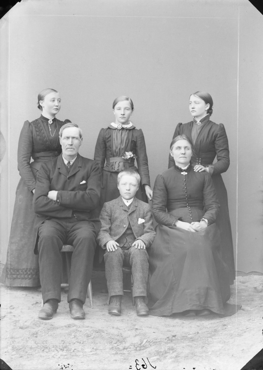 Familiebilde, Peder Brendsjord med familie bestående av foreldre, 3 ...