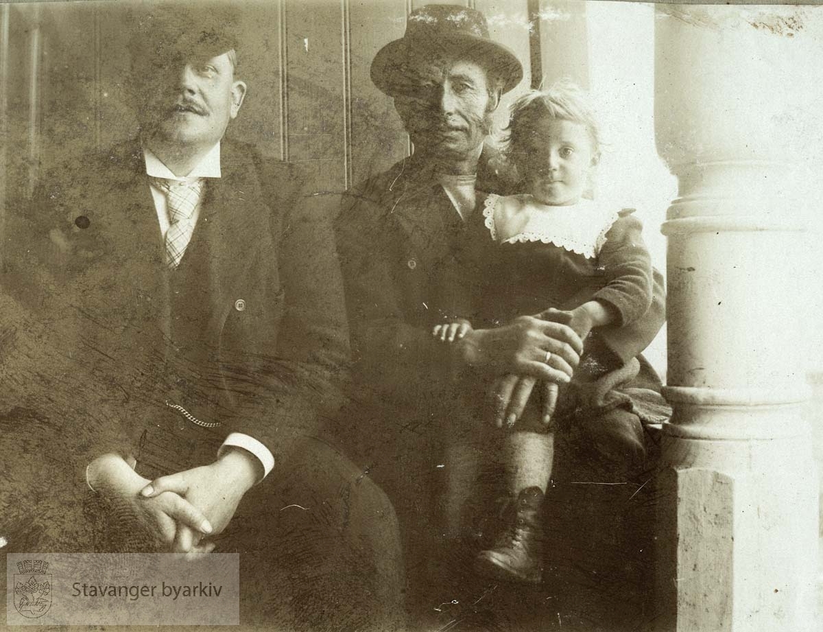 Georg T Monsen og Tore Reve med barnebarn - Stavanger byarkiv ...