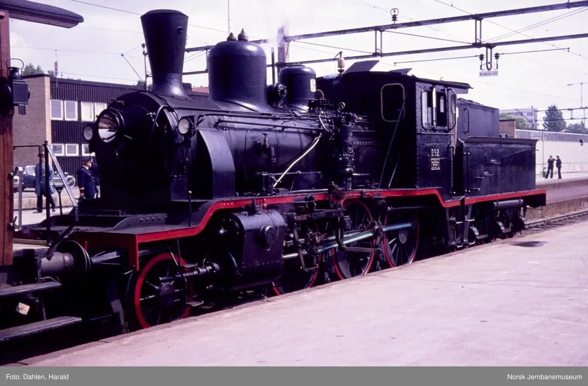 Damplokomotiv type 21b nr. 252 med veterantog på Hamar stasjon under ...