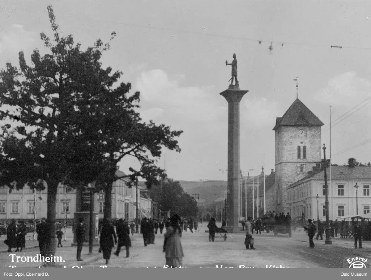 Trondheim. Torvet med Olav Trygvasons Statue og Vor Frue Kirke. - Oslo ...