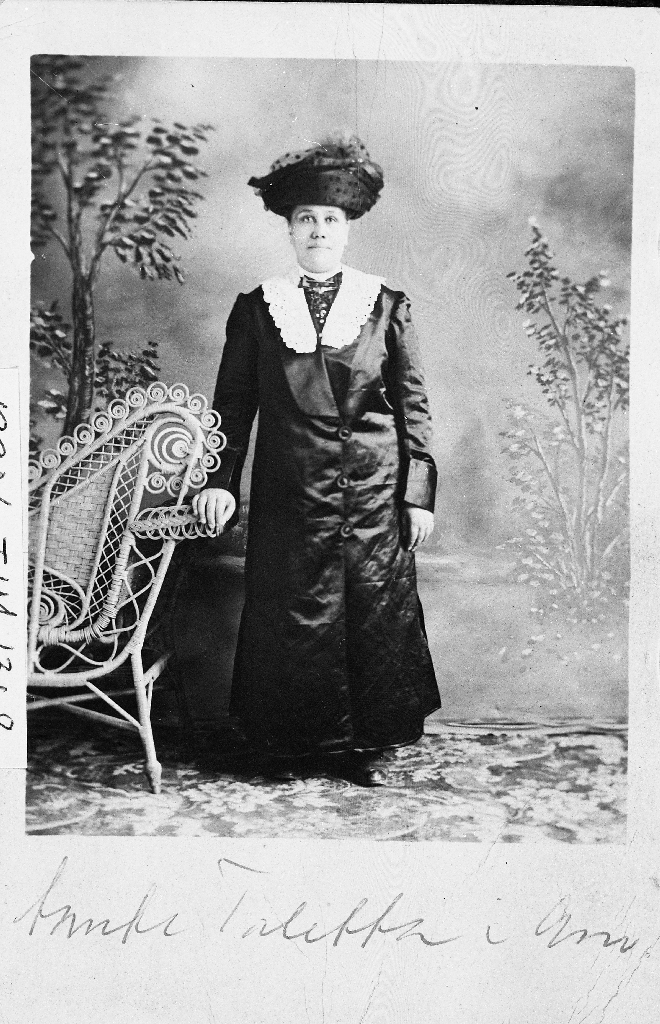 Taletta Ree (1870 - ), ho reiste til Amerika der biletet er teke. Ho ...
