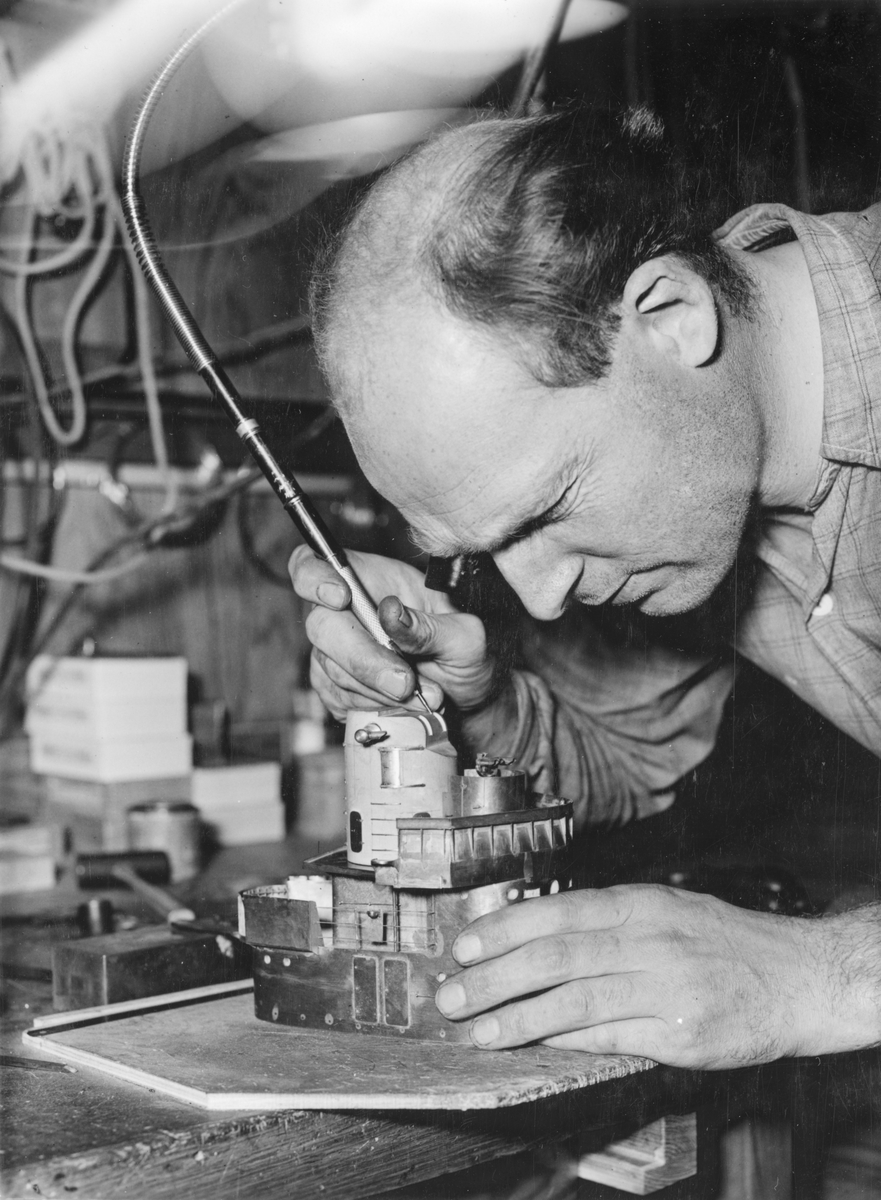 Sjöhistoriska museets modellverkstad. Modellbyggare Oscar Blixth i arbete med bryggan till en ...