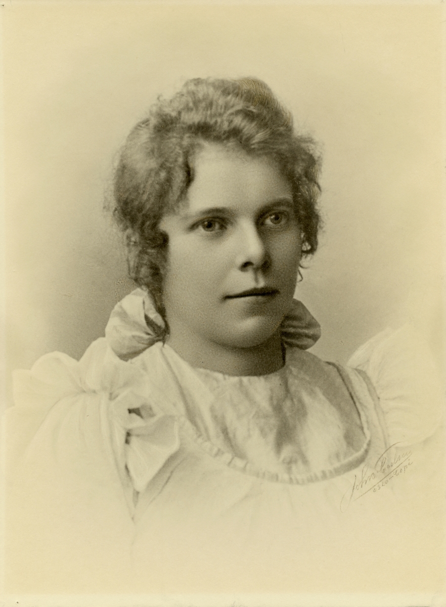 Portrett av Martha Petrine (Trine) Jensen, ca 1900. - Vadsø museum ...