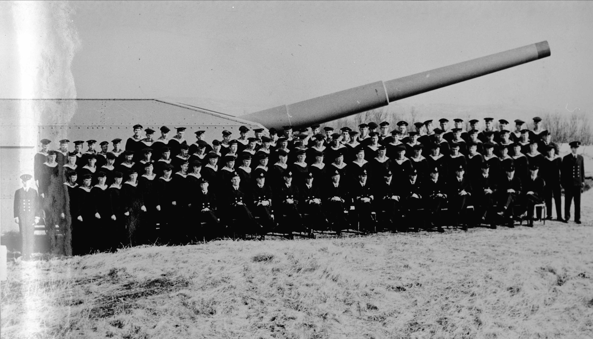 Gruppeportrett av kystartillerister, tatt foran en av "Adolfkanonene ...