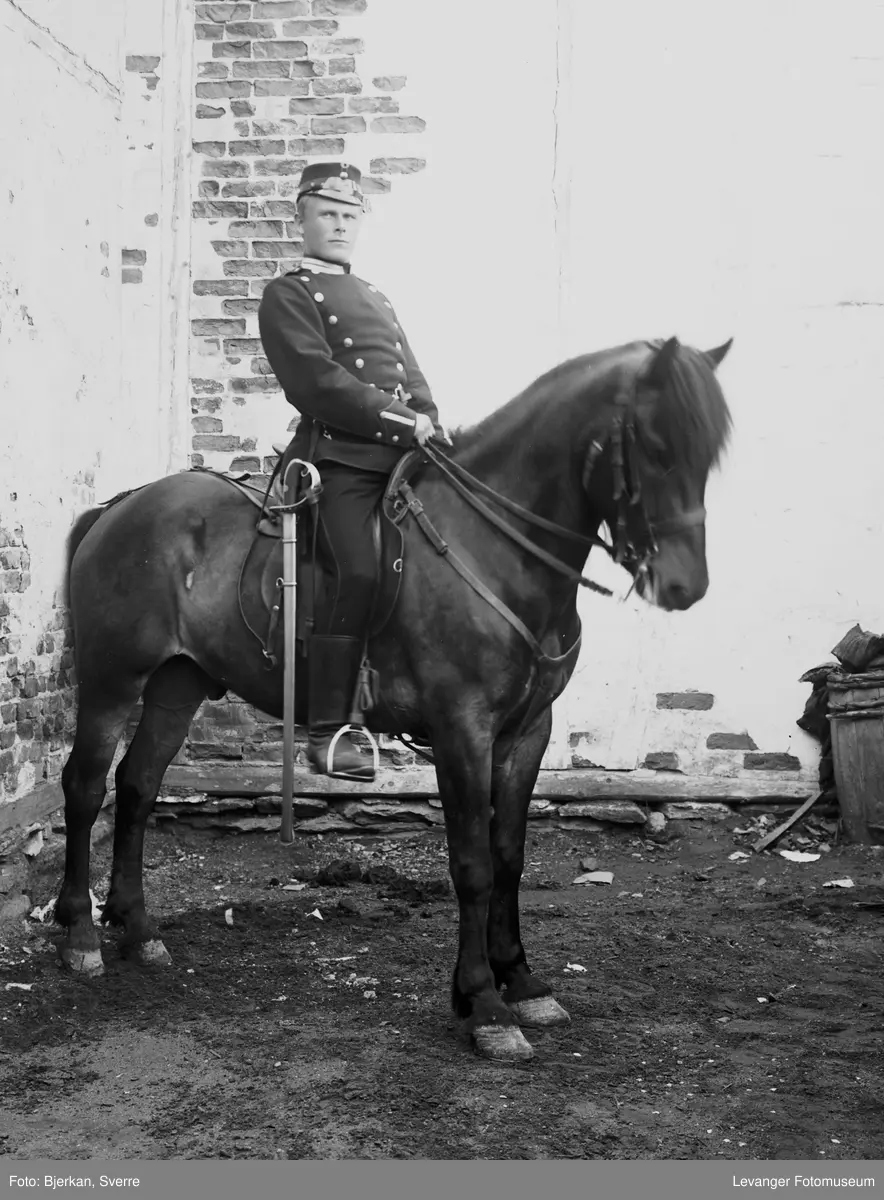 Portrett av dragon Anton Bratli til hest - Levanger Fotomuseum ...