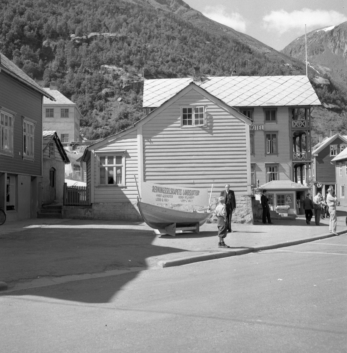 Torget i Odda sentrum 24/7-1954. - Kraftmuseet / DigitaltMuseum