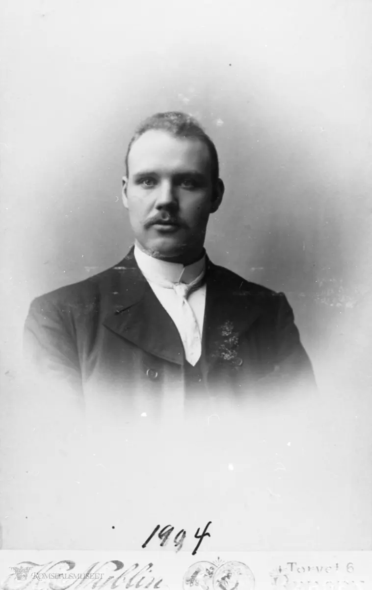 Erling var lærer ved Stend landbruksskole ved Bergen. Senere overtok ...