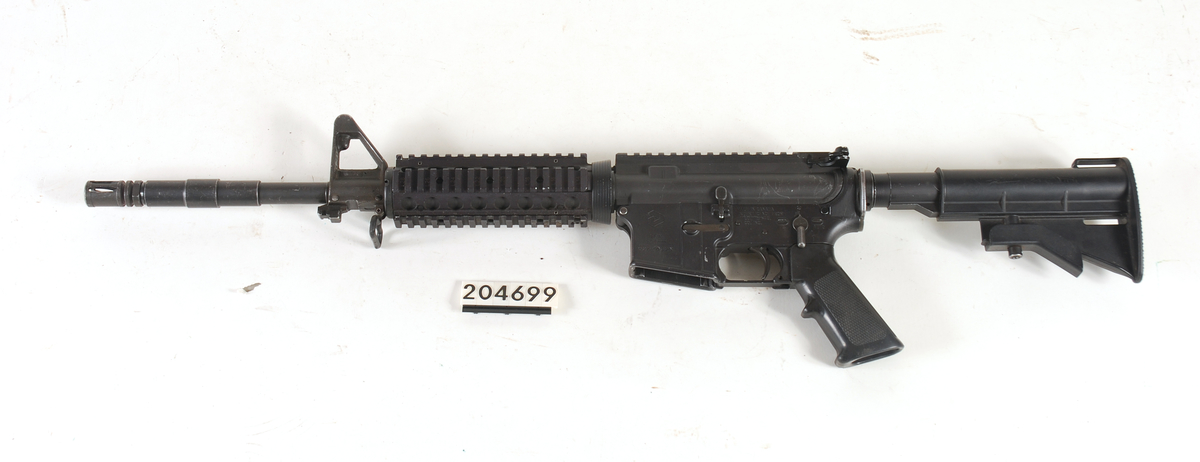 Automatgevær 5,56 mm C8 SFW - Forsvarets museer / DigitaltMuseum