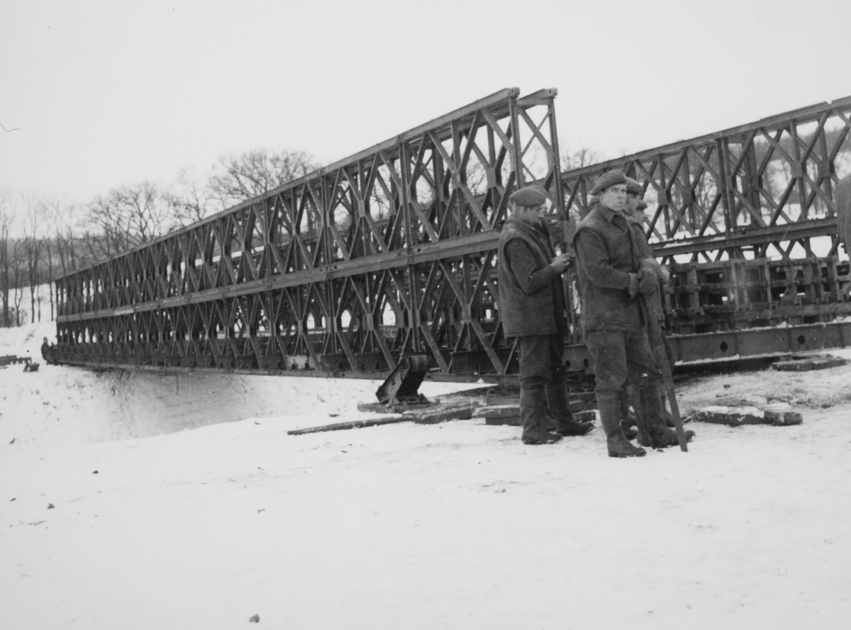 Bailey bro bygget av Ing.Kp./Brig. 522, Hameln, november 1952. - Forsvarets museer / DigitaltMuseum