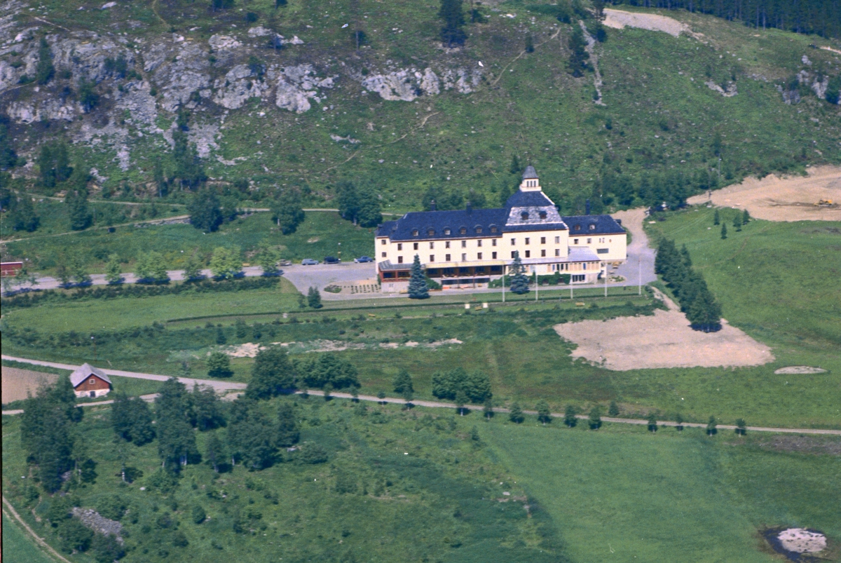 Flyfoto av Høsbjør Turisthotell, Furnes, Ringsaker. - Anno ...