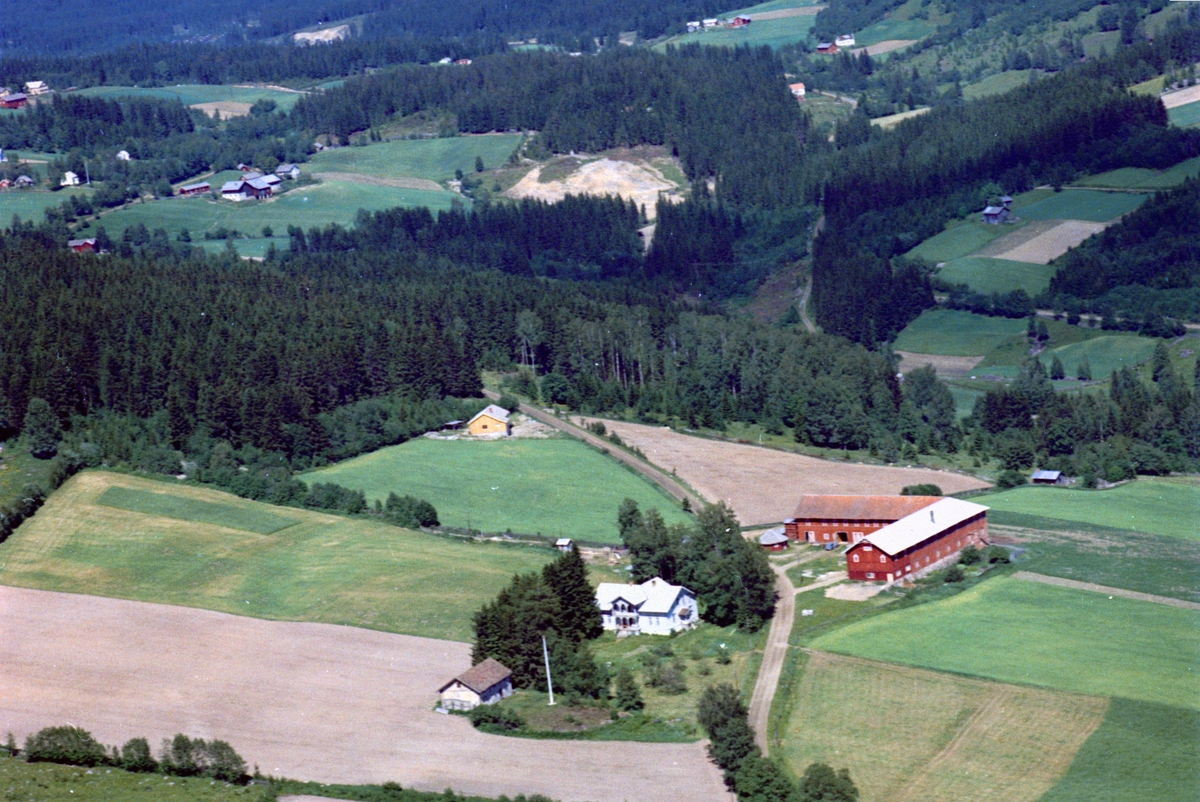 Flyfoto av Pinnerud gard, Furnes, Ringsaker. - Anno Domkirkeodden ... Flyfoto av Pinnerud gard, Furnes, Ringsaker. - Anno Domkirkeodden ...