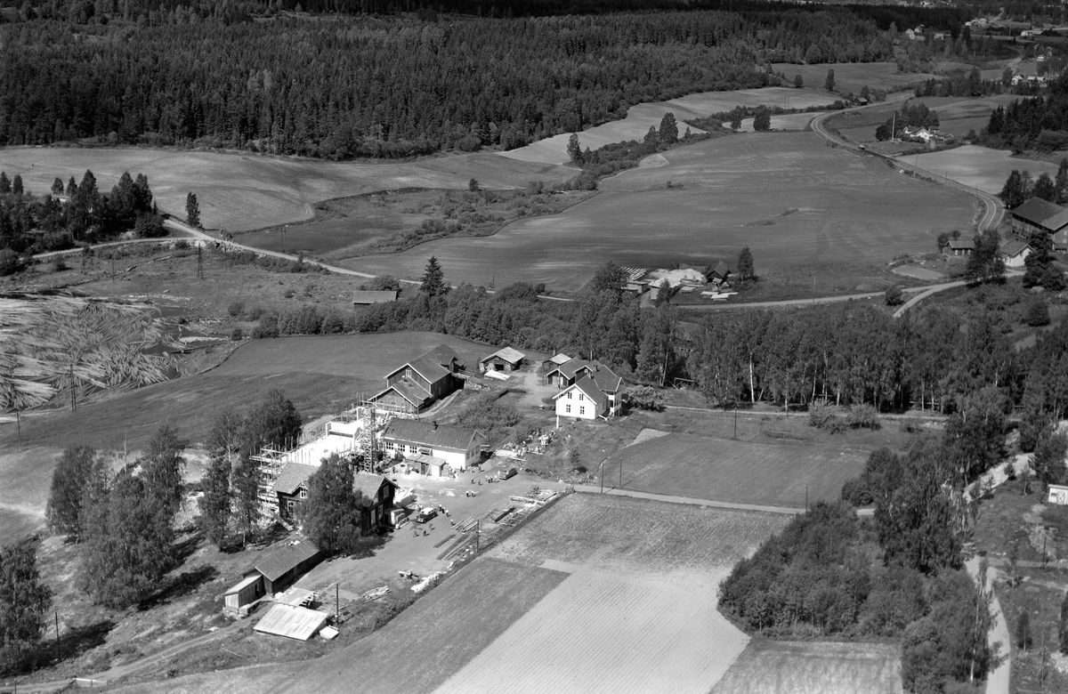 TANGEN SKOLE, FLYFOTO. Bildet viser den gamle klokkergården, foran den ...