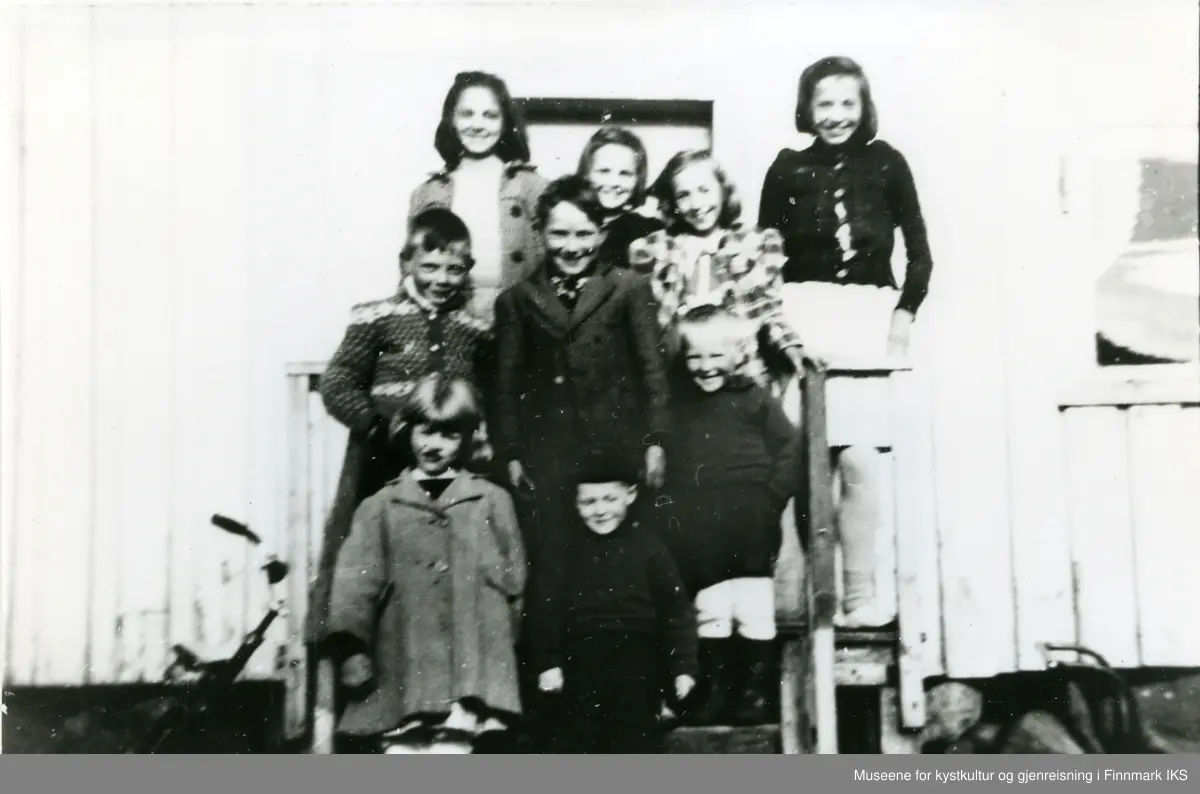 9. Ukjente barn står oppstilt på en hustrapp. Gamvik i Gamvik kommune ...