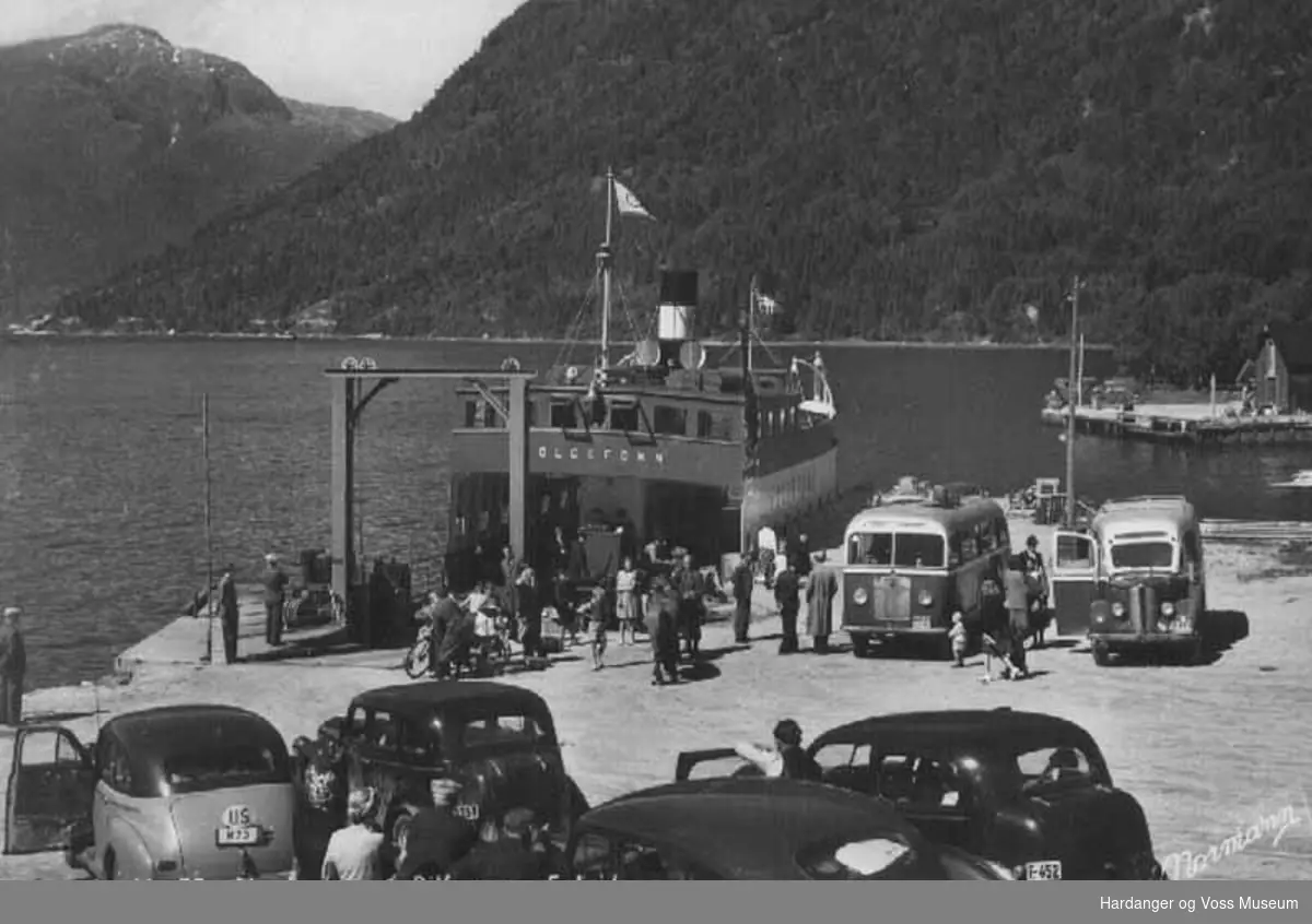 Postkort, gruppe, biler, busser, ferge, båt, kai, fjord, fjell. Ferga ...