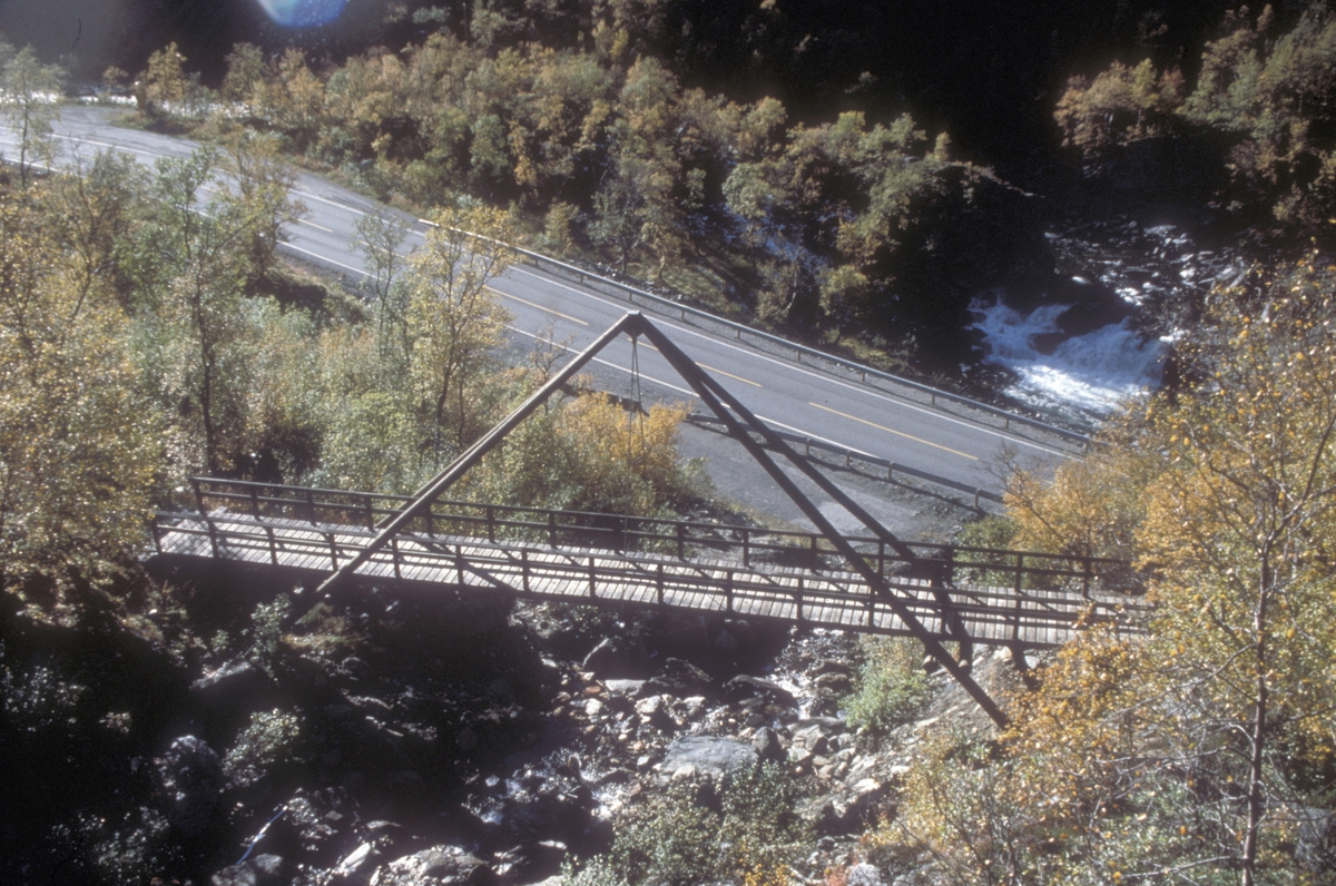 Gangbru over Skåkbekken nær Gammelhølet, ved søndre ende av Vårstigen ...