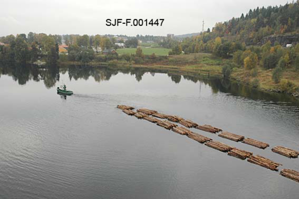 Slepebåten Maar på veg mot Skien. Fotografiet er tatt ovenfra, fra den ... Slepebåten Maar på veg mot Skien. Fotografiet er tatt ovenfra, fra den ...