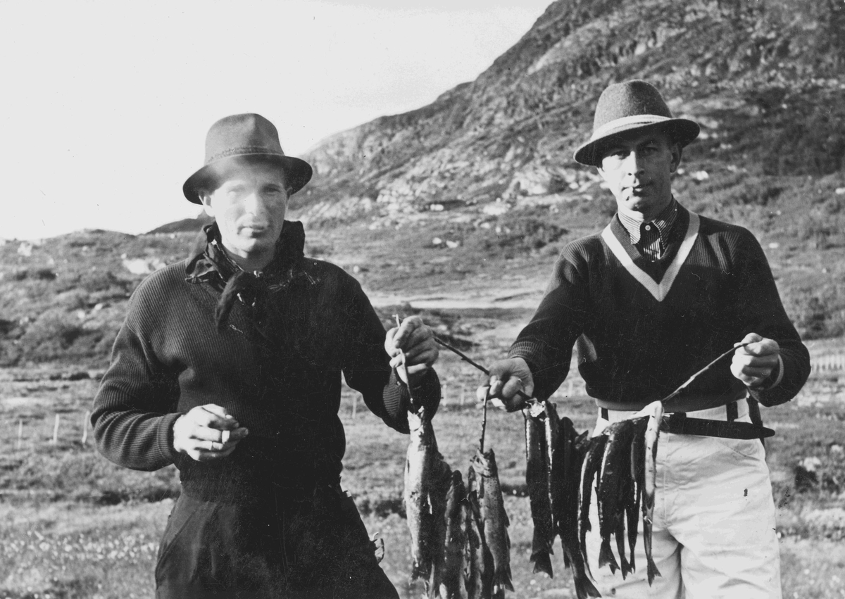 Torstein Skinnarland (t.v.) og Herman Hansen (t.h) viser dagenes ...