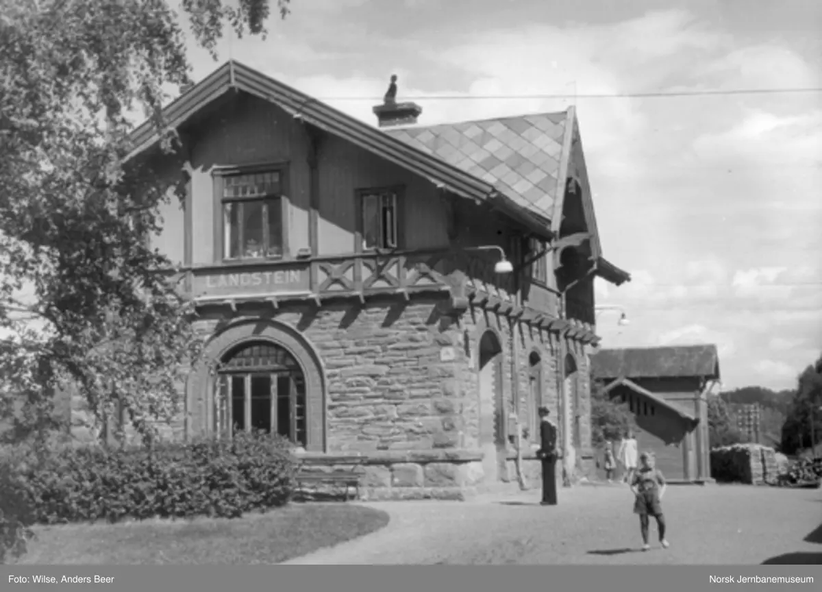 Langstein stasjonsbygning - Norsk Jernbanemuseum / DigitaltMuseum
