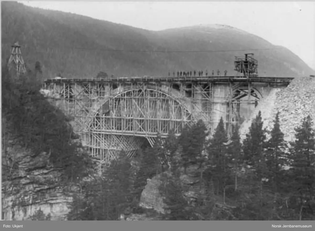 Kylling bru under bygging - Norsk Jernbanemuseum / DigitaltMuseum