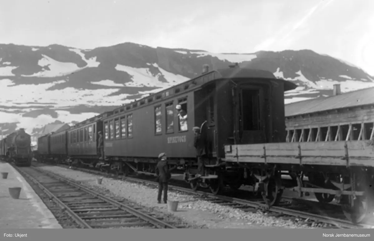 Kryssing på Finse stasjon, med vestgående tog med spisevogn og grusvogn ...