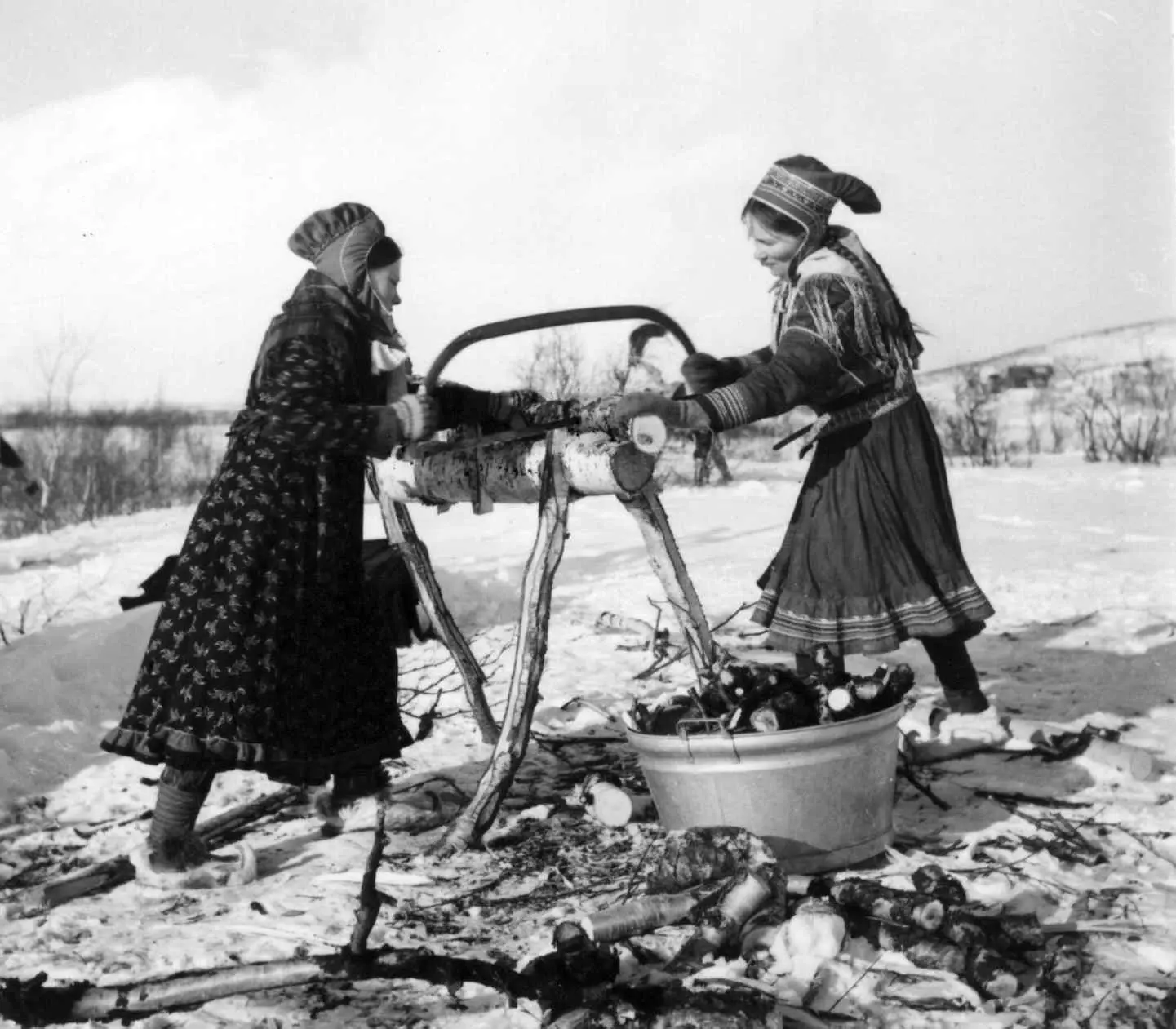 Kirsten Alette Gaup og Berit Ellen Aslak Sara sager ved. Gagoloubbal ...