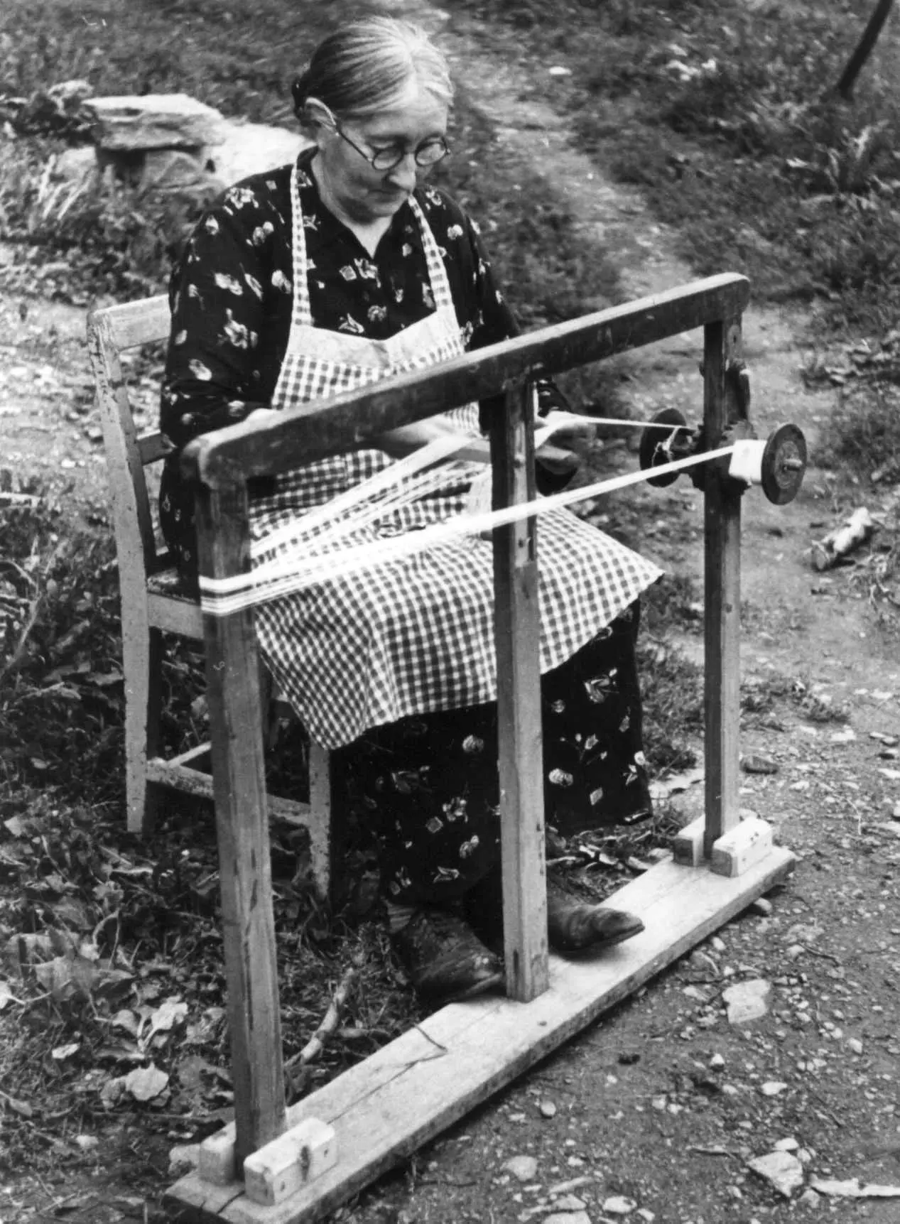 Odnes Land, Oppland 1938. Petra Hagen sitte ved båndvev. - Norsk ...