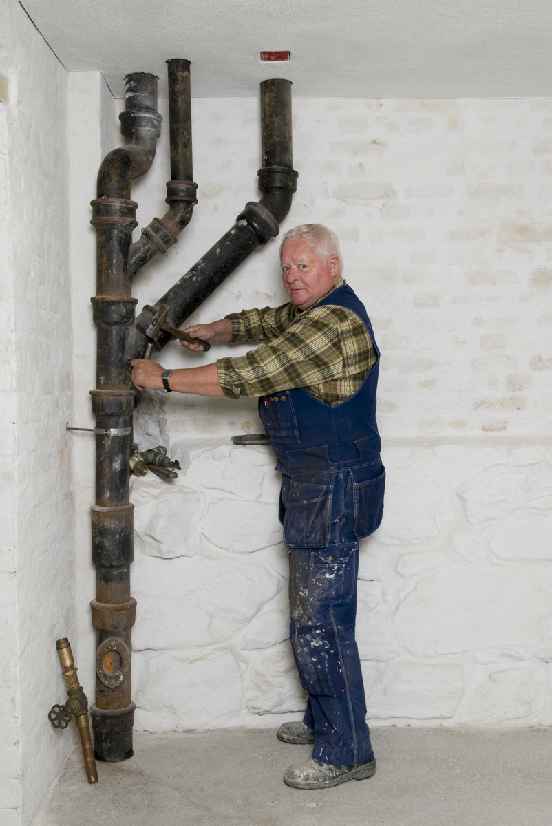 En serie bilder av rørlegger i arbeid i Wessels gate 15. - Norsk ...