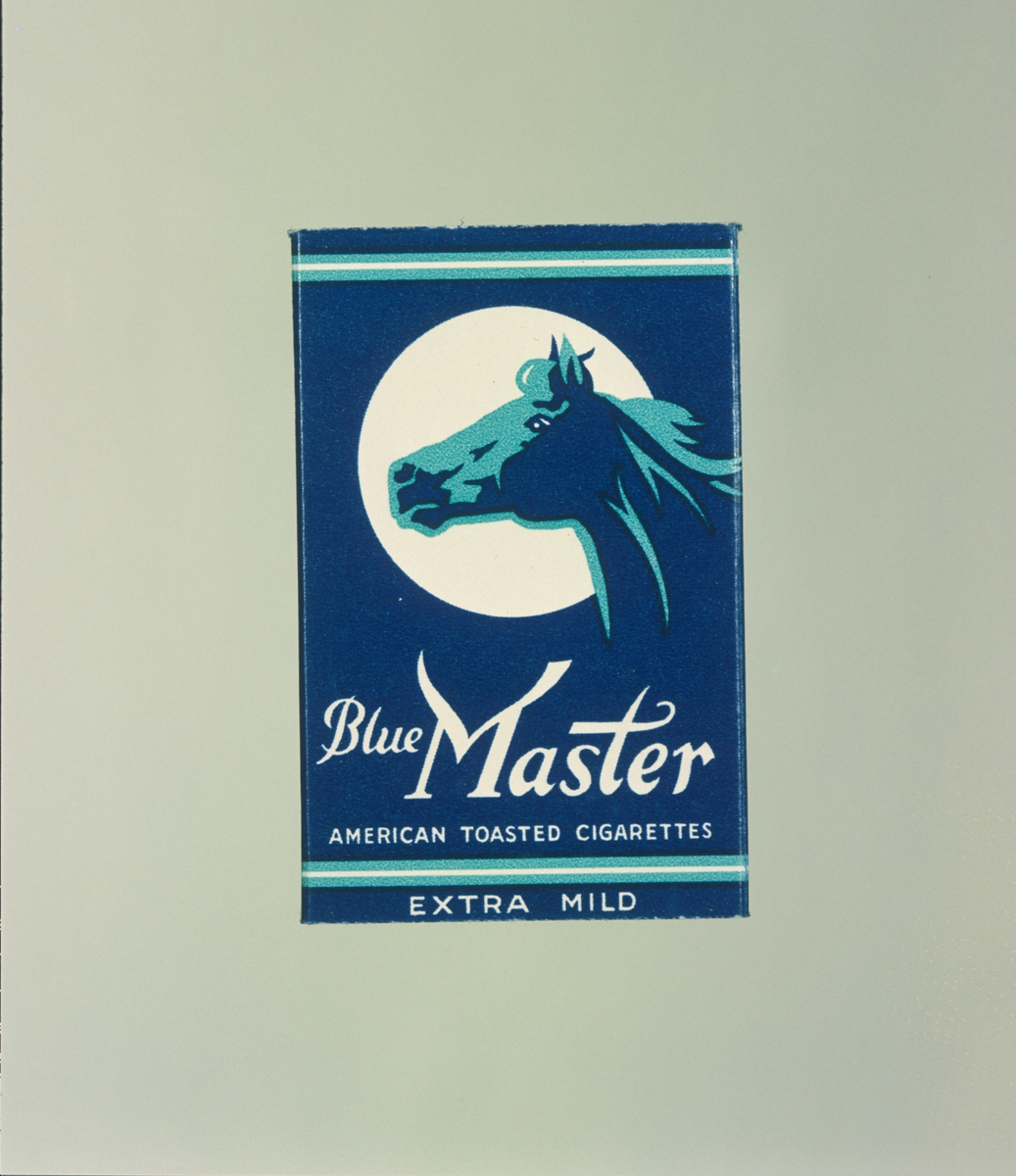 Reklamefoto av Blue Master sigaretter. - Norsk Folkemuseum / DigitaltMuseum